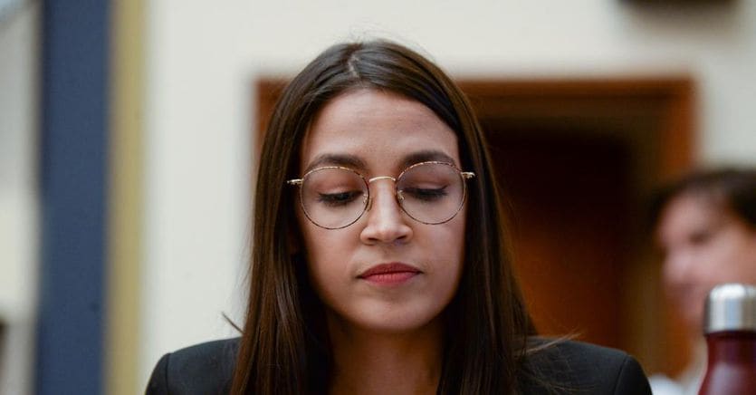 Facebook, Ocasio-Cortez fa a pezzi Zuckerberg su privacy e pubblicità ...