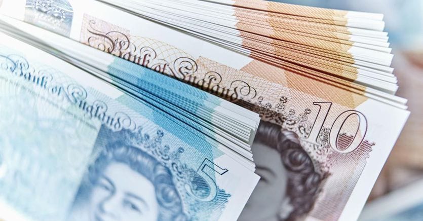 Sterlina a picco: la BoE rivaluta l’ipotesi di un taglio dei tassi - Il ...