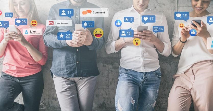 Adolescenti sui social più di 4 ore al giorno. Non riescono a ridurre ...