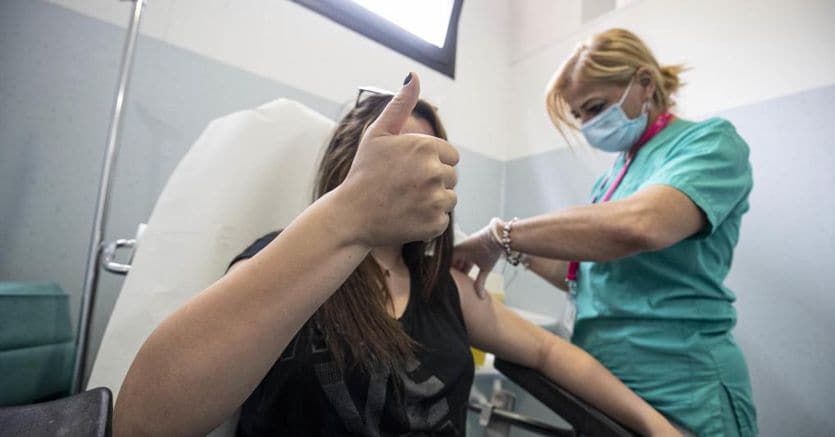 Dai vaccini per over 50 al super green pass al lavoro: il calendario ...