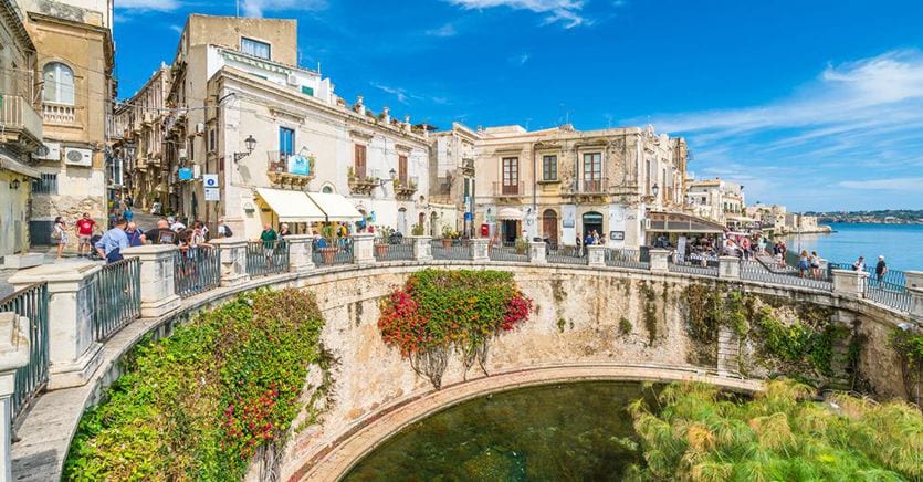 Quell’affascinante città greca che strega con templi e teatri - Il Sole ...