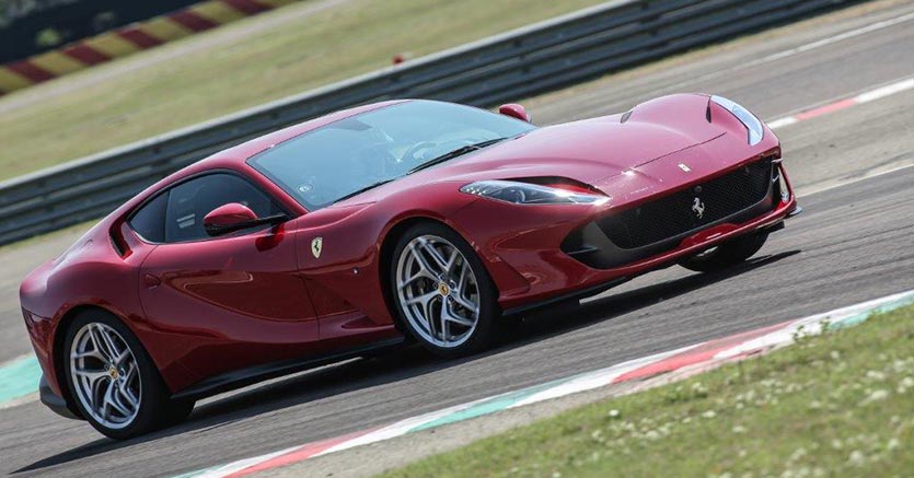 Una Ferrari «super veloce», al volante della 812 Superfast - Il Sole 24 ORE