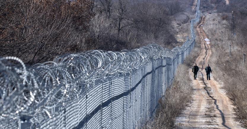 Migranti, il muro che taglia in due l’Europa sul confine Bulgaria ...