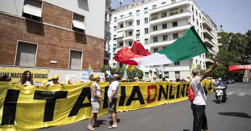 Italiaonline, accordo sui 400 esuberi: arrivano 6 mesi di cassa ...