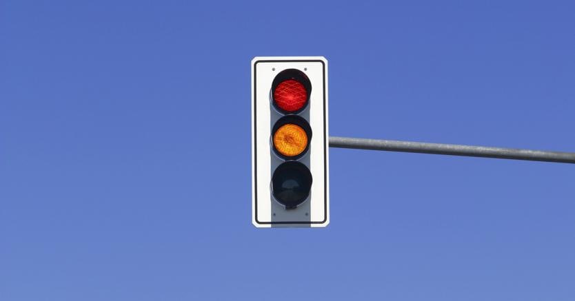 Semaforo giallo, le regole della Cassazione per i rimborsi delle multe ...