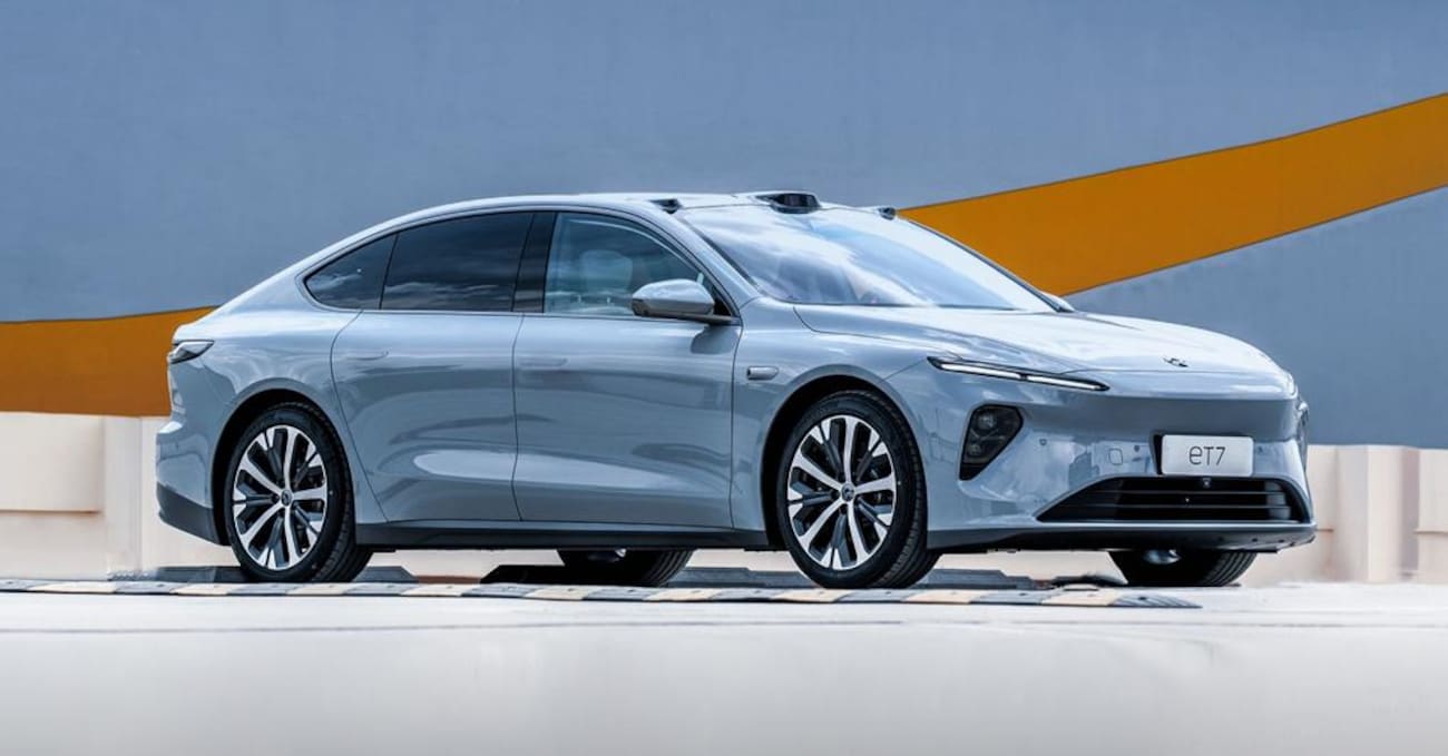 Auto elettriche cinesi, la Nio ET7 debutta in Europa (costa come un Porsche Taycan che è un ...