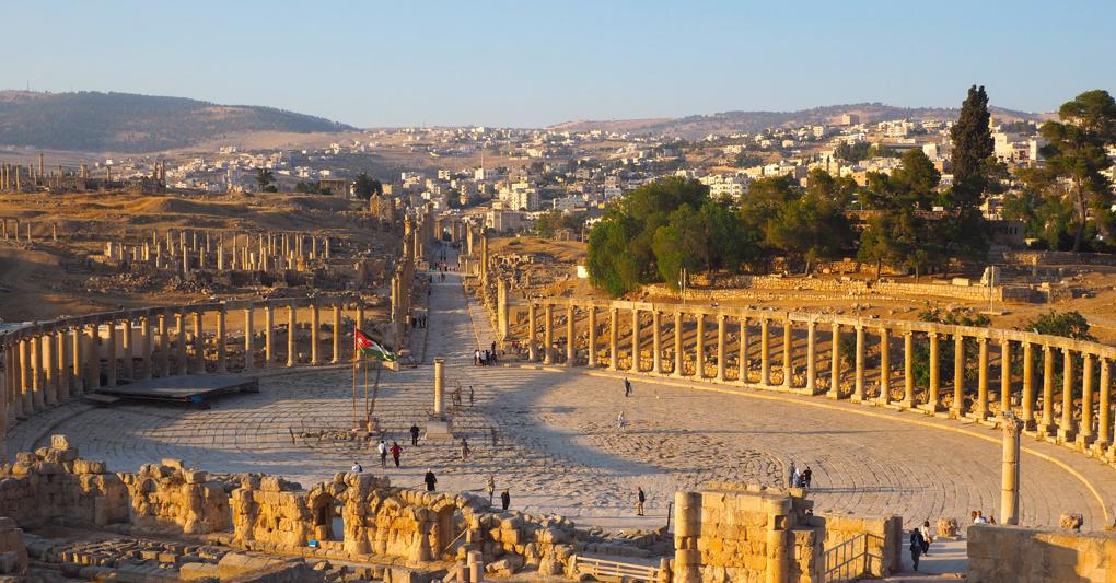 Tramonto nella piazza ovale di Jerash per il concerto al teatro romano ...