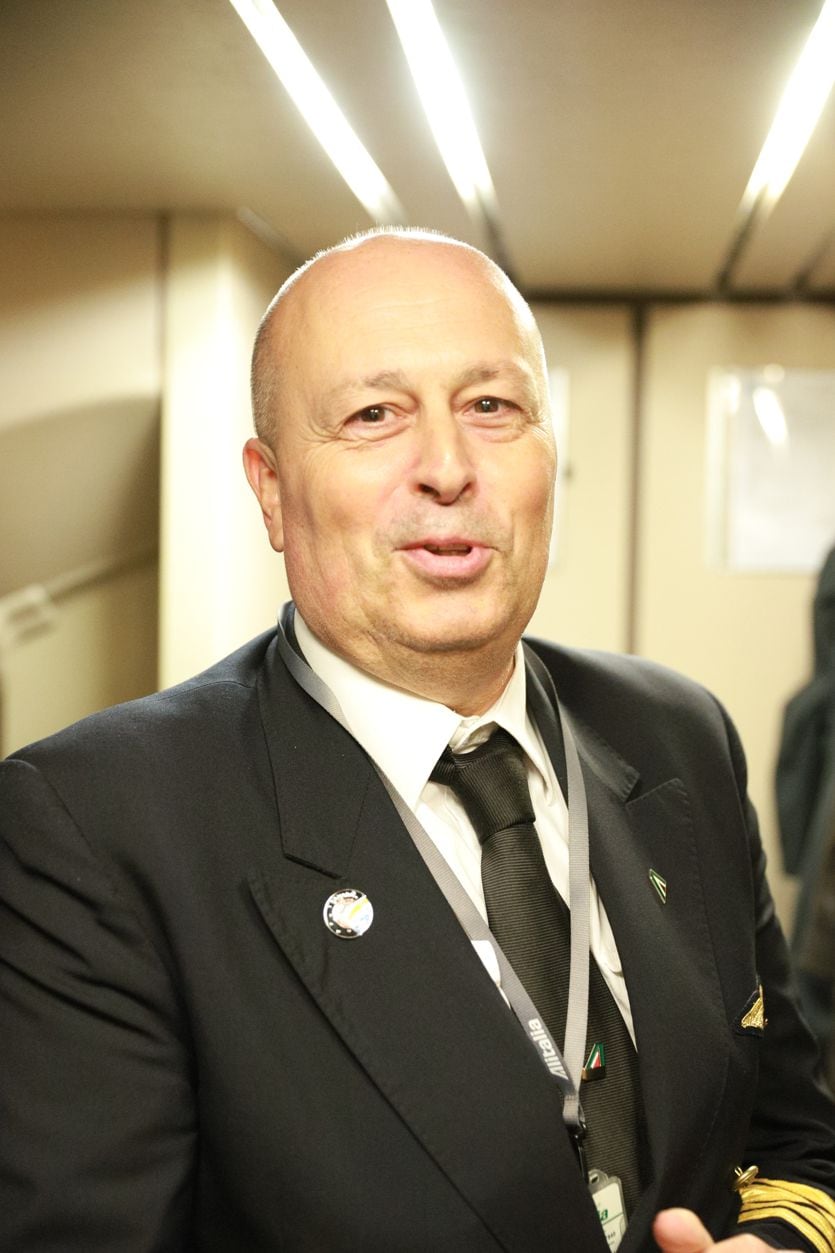 Alla guida di un A320 da Fiumicino a Linate col simulatore di volo di ...