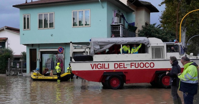 Maltempo: in Toscana esondazioni e allagamenti, 7 morti e 2 dispersi. Frane e danni in Lombardia ...