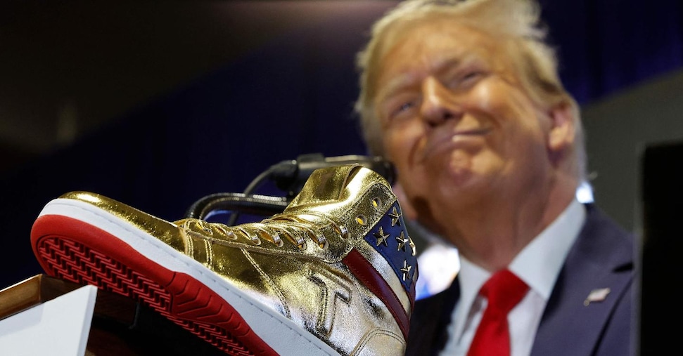 Trump lancia le sue sneaker dorate “Never Surrender”: sold out in poche ...