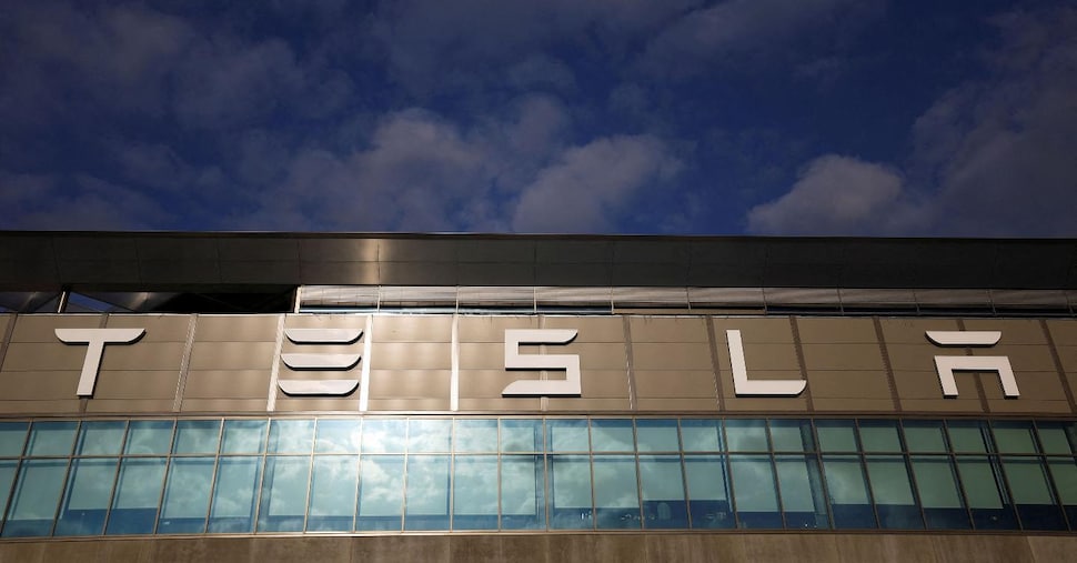 Tesla, profitti ai minimi dal 2021, ma l’annuncio di nuovi modelli fa ...
