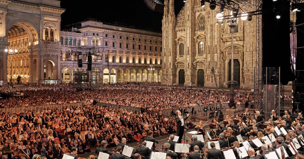 Riccardo Chailly dirige la Filarmonica della Scala in Piazza Duomo - Il ...