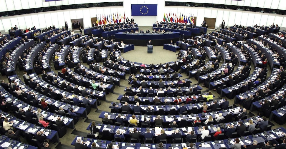 UE, l’identikit dei parlamentari italiani: poche donne e pochi giovani ...