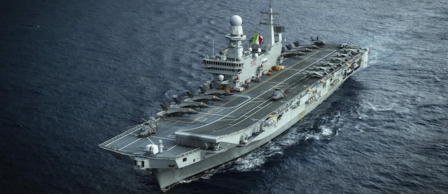 Missione a bordo della portaerei Cavour: ecco cosa fanno i militari ...