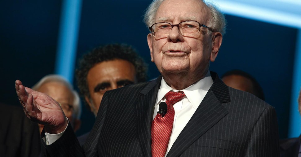 Warren Buffett seduto su una montagna di cash da 325 miliardi di ...