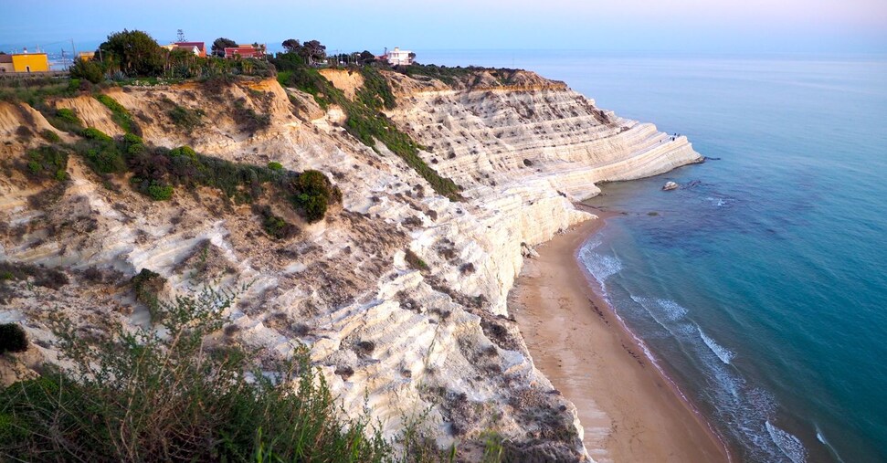 Il tramonto aranciato sulla Scala dei turchi - Il Sole 24 ORE