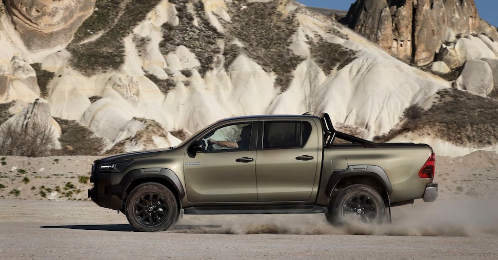 Toyota Hilux Hybrid 48V, abbiamo provato il maxi pick-up che adesso è ...