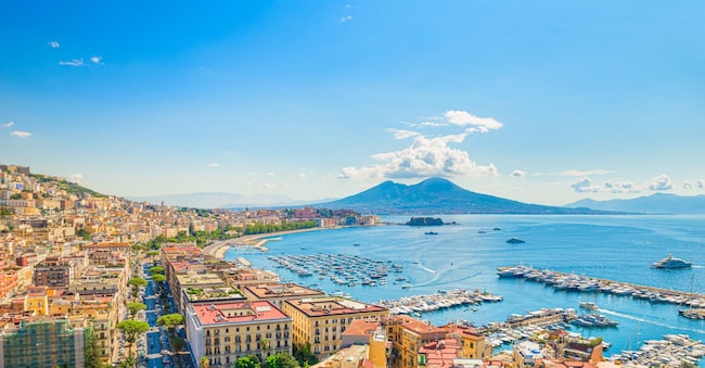 Fire on ship from Palermo in the Gulf of Naples, it is towed to Naples ...