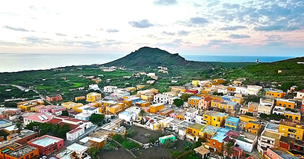 Sicilia. Linosa tra Faraglioni e tartarughe - Il Sole 24 ORE