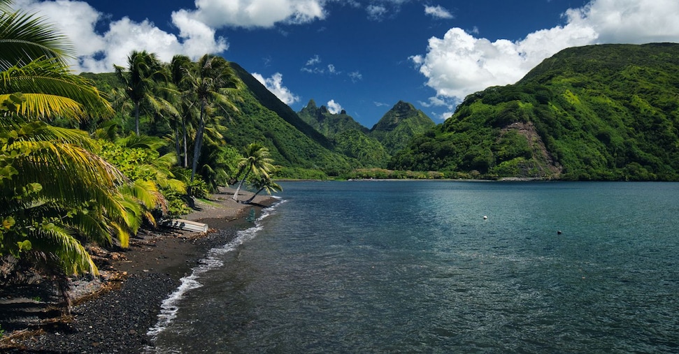 Lungo i sentieri dell’isole di Tahiti tra foreste tropicali, pendii ...