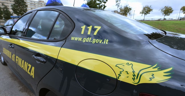 Frode da 43 milioni sull'import di auto di lusso: sequestri e indagini