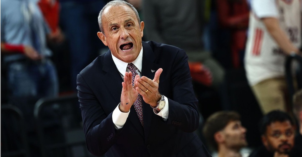 Ettore Messina lascia l'Olimpia Milano dopo tre sconfitte di fila