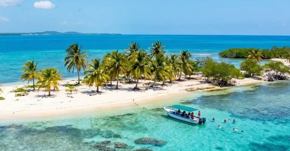 From Laughing Bird Caye to the Blue Hole amidst colourful fish - Il ...