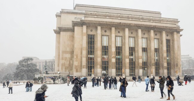 Heavy snowfall in Paris, traffic paralysed - Il Sole 24 ORE