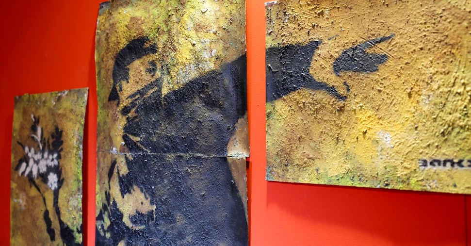 Banksy, identity revealed: he is street artist Robin Gunningham - Il ...
