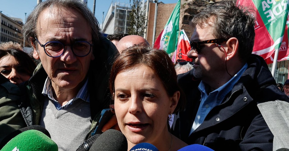 Il controllo di polizia su Ilaria Salis prima della manifestazione «No ...