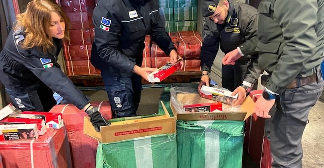 Gdf, maxi clandestine cigarette factory discovered: 7 arrests - Il Sole ...
