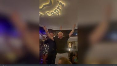 Capri, Boris Johnson canta in un locale insieme agli altri avventori ...