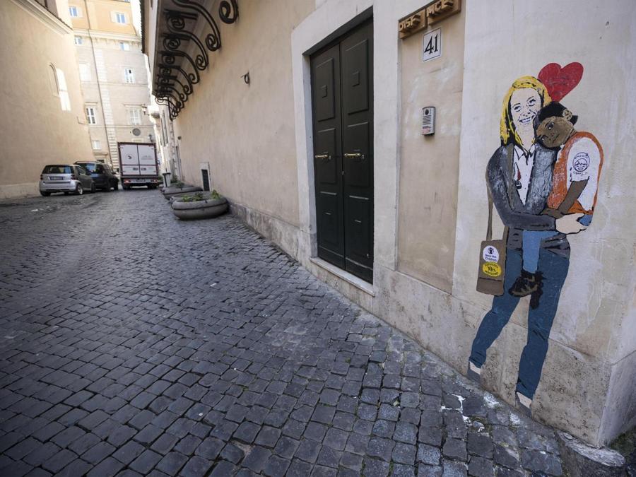 Il bacio tra Di Maio e Salvini (in un murales) - Il Sole 24 ORE