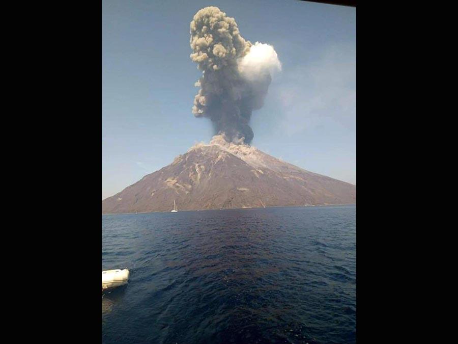 La spettacolare eruzione dello Stromboli - Il Sole 24 ORE