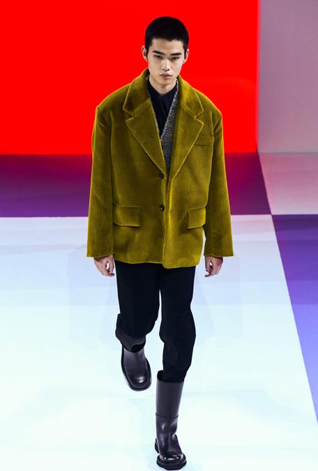 Prada, la classicità diventa surreale e metafisica - Il Sole 24 ORE