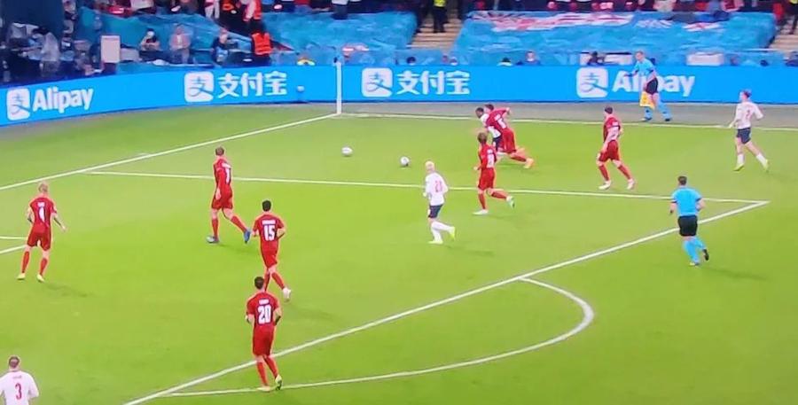 Euro2020, il rigore all'Inghilterra e il “tuffo” di Sterling: meme ...