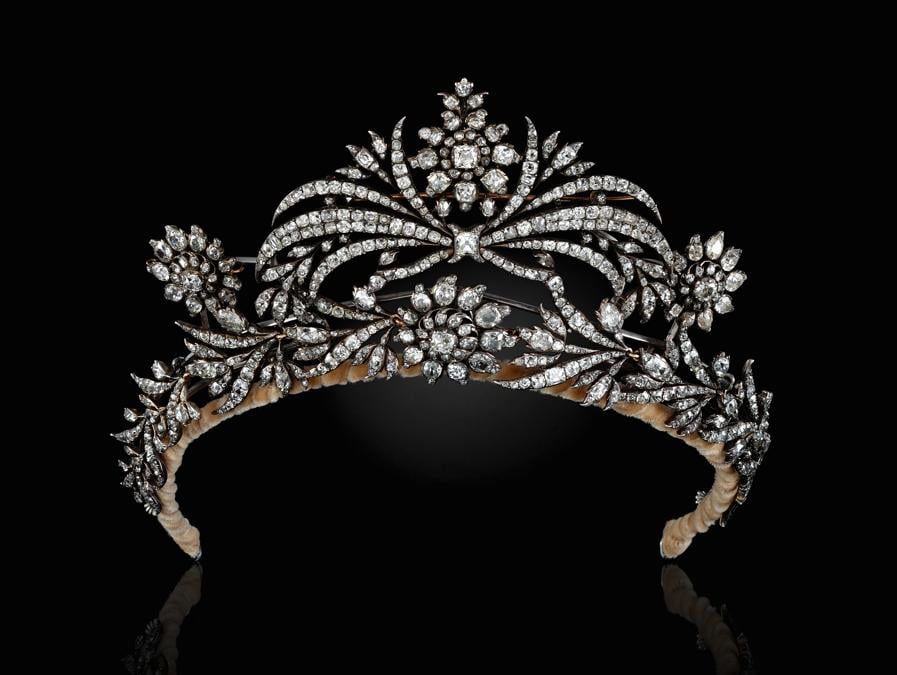 Sotheby's festeggia la regina Elisabetta con un trionfo di tiare - Il ...