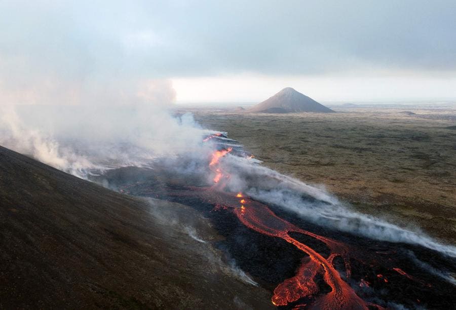 Islanda, spettacolare eruzione vulcanica a 30 km da Reykjavik - Il Sole ...