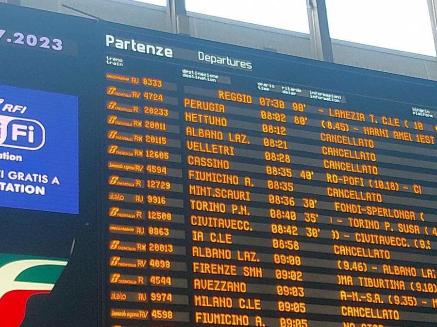 Sciopero dei treni fino alle 15 di giovedì: i disagi nelle stazioni ...