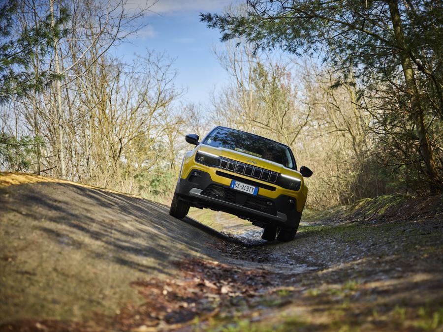 Jeep Avenger e.Hybrid, tutte le foto del suv ibrido su strada e ...