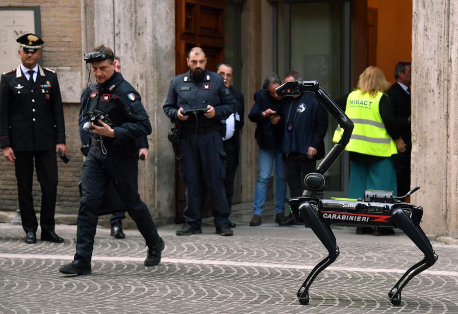 Allarme bomba? Arriva Saetta, il cane robot degli artificieri - Il Sole ...