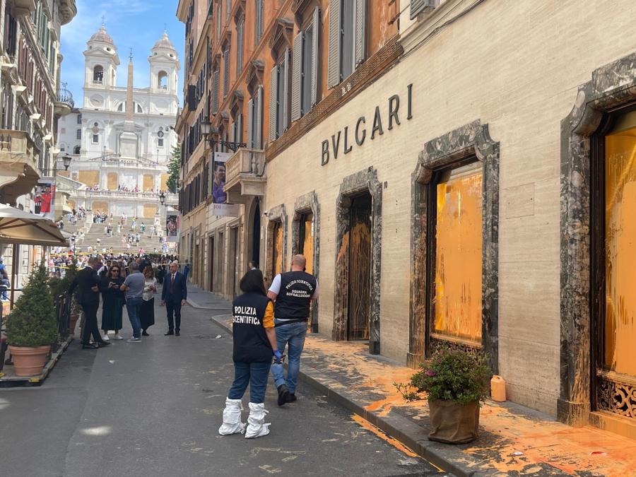 Roma, Ultima Generazione imbratta negozi via Condotti - Il Sole 24 ORE