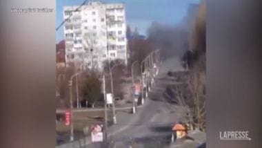 Ucraina, cameraman filma convoglio russo: carro armato gli spara contro ...