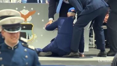 Usa, Biden inciampa e cade a cerimonia ma si rialza - Il Sole 24 ORE