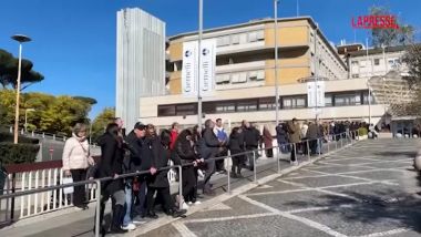 Papa Francesco, fedeli in ansia davanti al Gemelli e in San Pietro ...