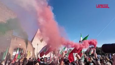 Roma, la protesta degli iraniani per lo Scià. In piazza anche Calenda ...