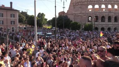 Il passaggio della parata del Roma Pride all'ombra del Colosseo - Il ...