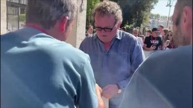Venezia 80, Colm Meaney firma autografi e scatta selfie con i fan - Il ...