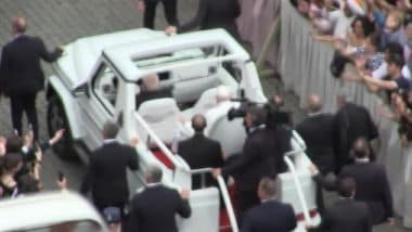 Pasqua 2025, il giro in papamobile di Papa Francesco a Piazza San ...