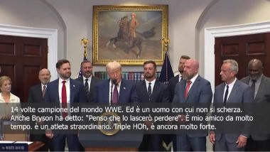Trump tocca il braccio del campione WWE Triple H e scherza: "Sei ancora ...